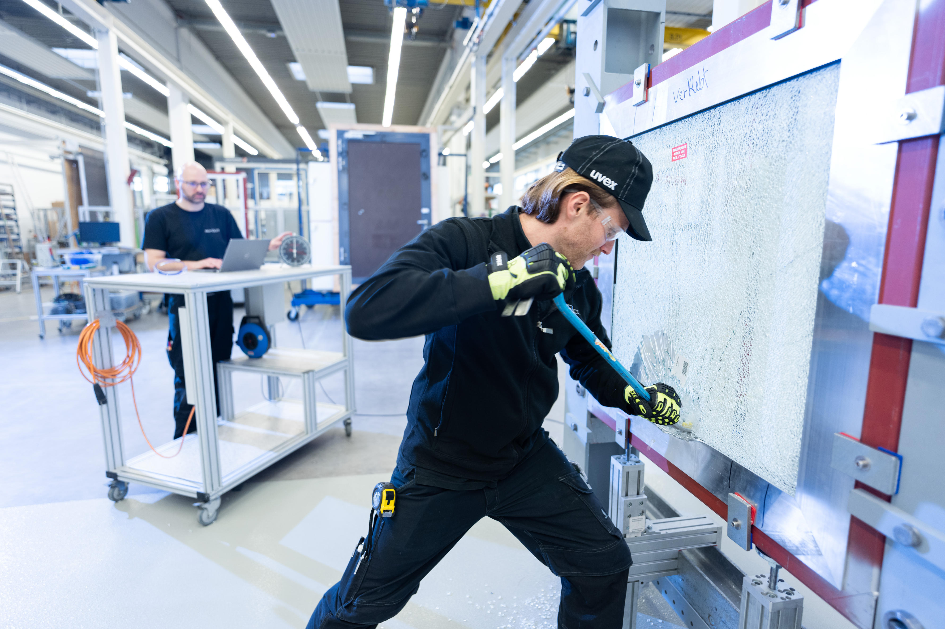 Prüfung der Einbruchhemmung an Bauelementen nach DIN EN 1627